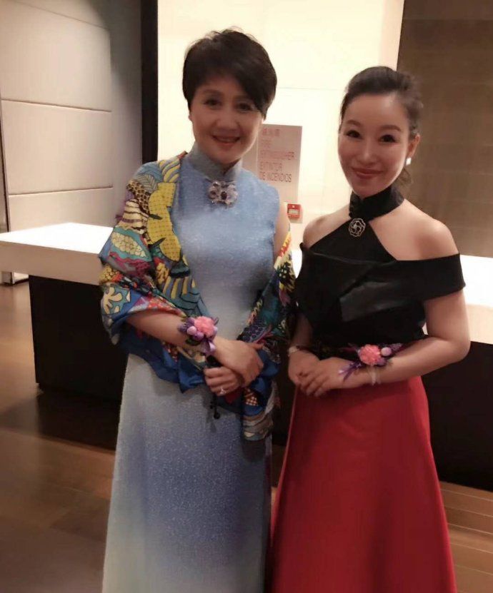 Anqi Liang is inconspicuous when posing with amateurs, her 61-year-old ...