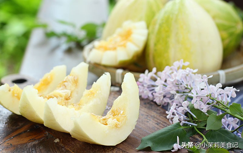 When buying melons, some people feel soft and hard and some smell the ...