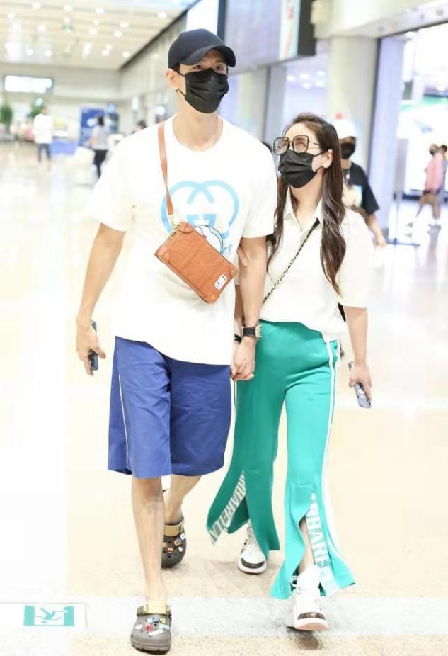Jing Chao and his 6-year-old wife walked to the airport, and his wife's ...