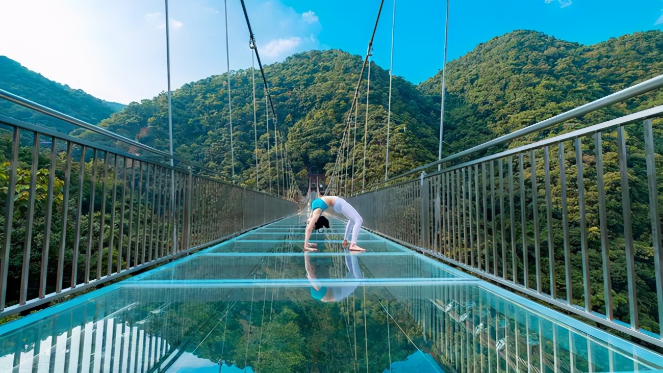 I looked scared!The glass on the high-altitude plank road in the scenic ...