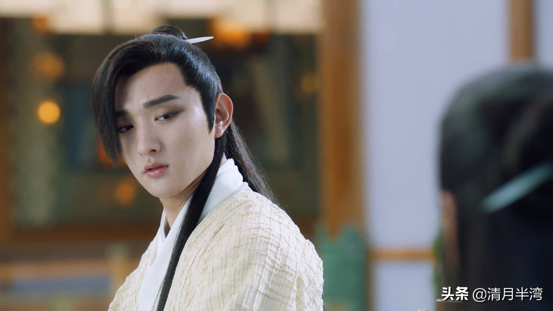 The 6 ugly men in ancient costumes with bangs stepping on thunder, the ...