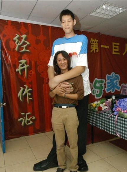China's first male giant Wang Fengjun: 2.55 meters tall, a head taller ...