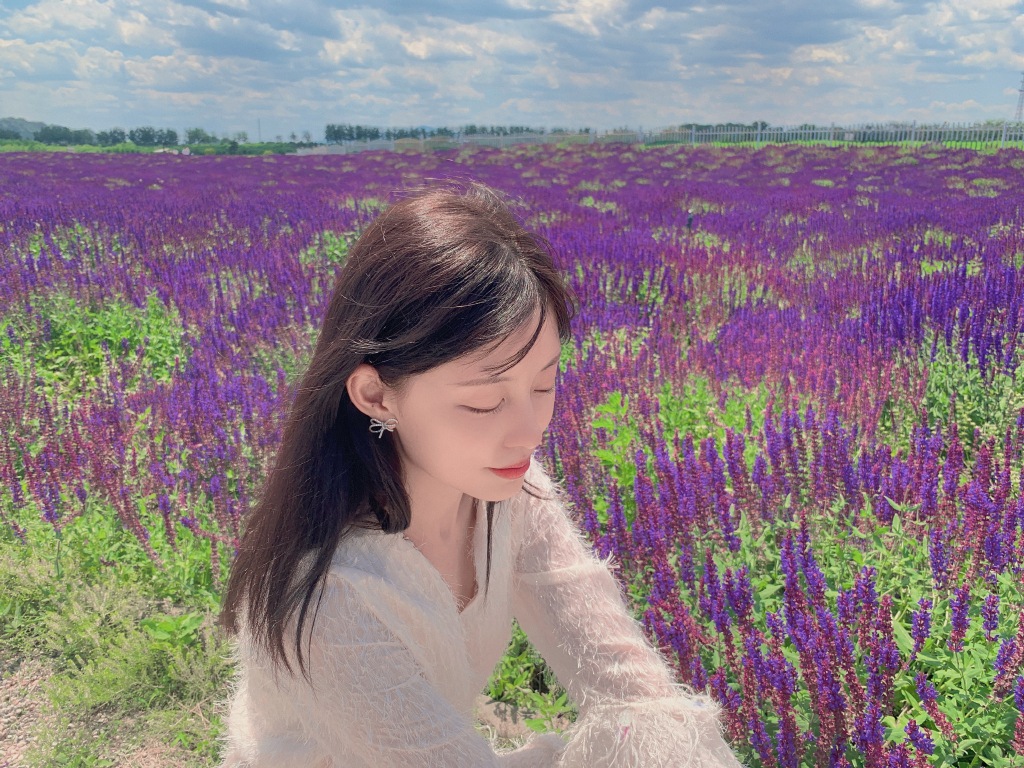 Sun Yanqing Flower Room Elegant Photo Picture - iNEWS