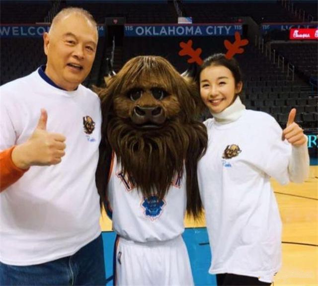 China's most beautiful female basketball anchor Zhang Manyuan, driving ...