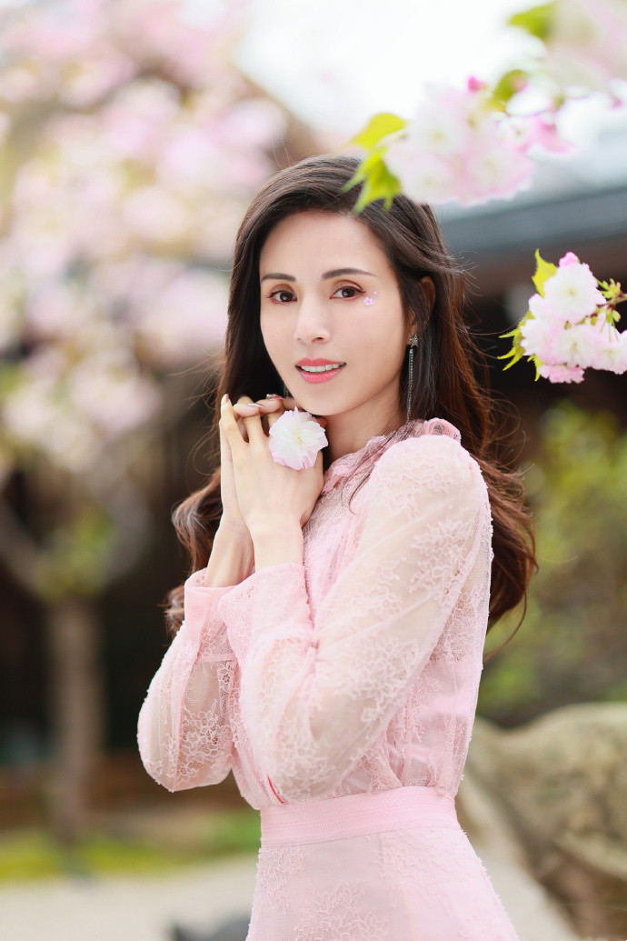 Li Ruotong still has such a bold face, it's really glamorous and ...