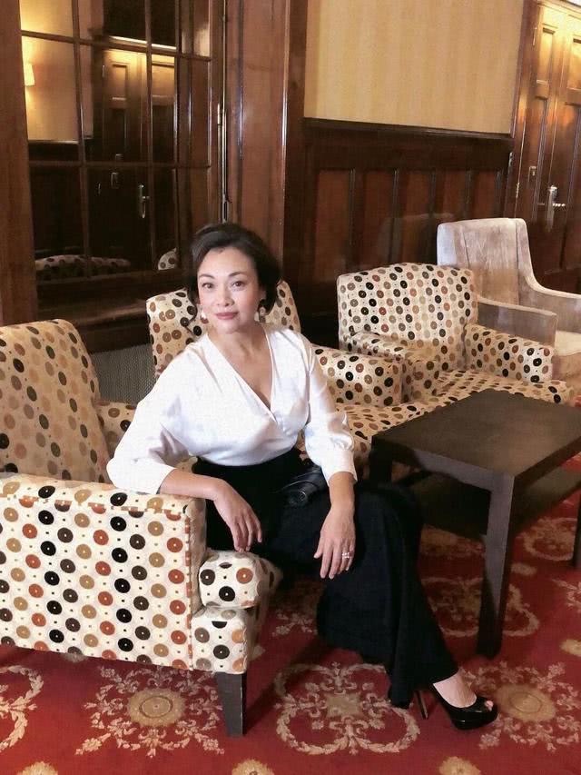 Shi Ke is as real as Gong Li, with full belly and walking on the red ...