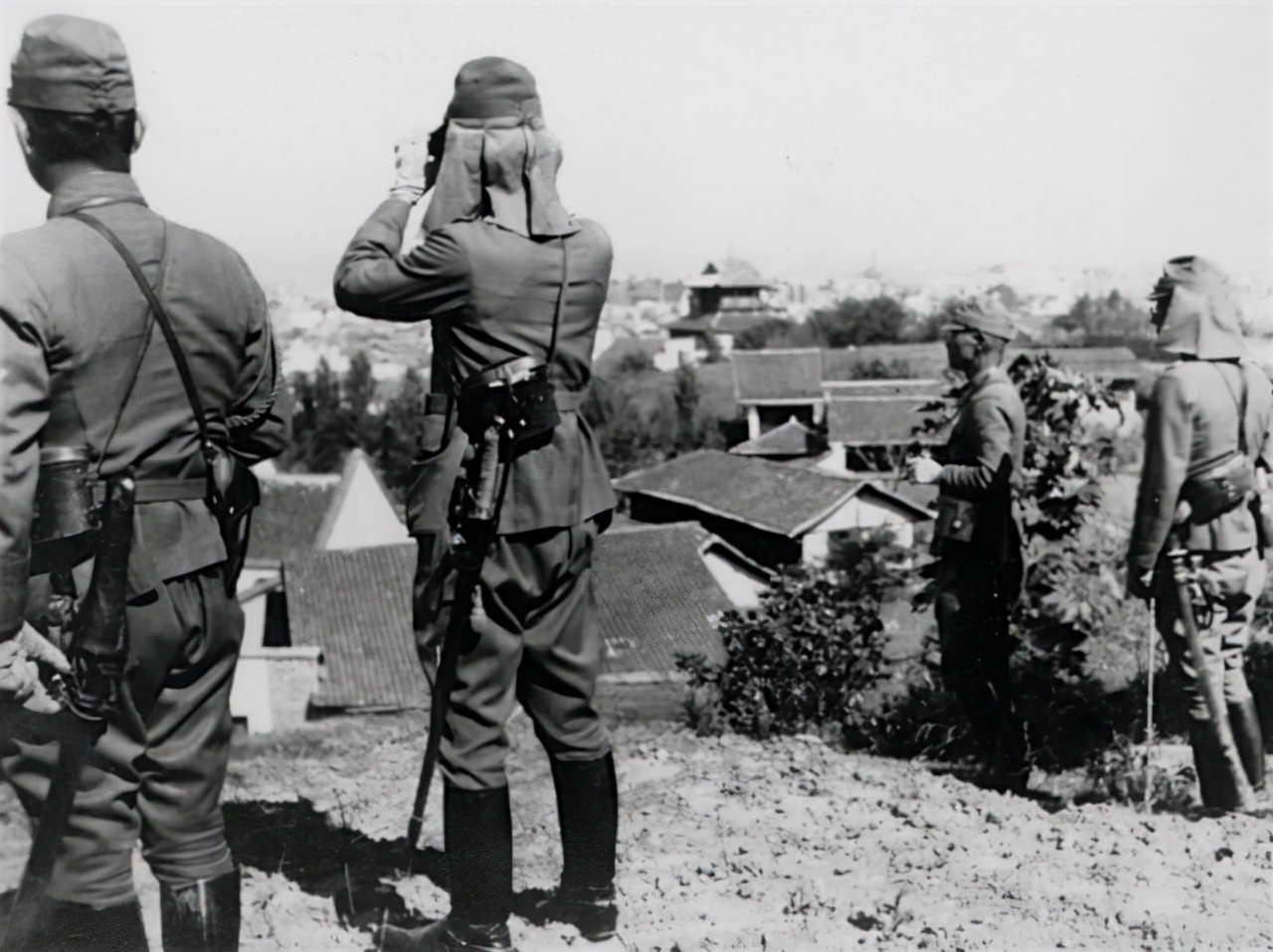 How many people are there in a division of the Japanese army?During the ...