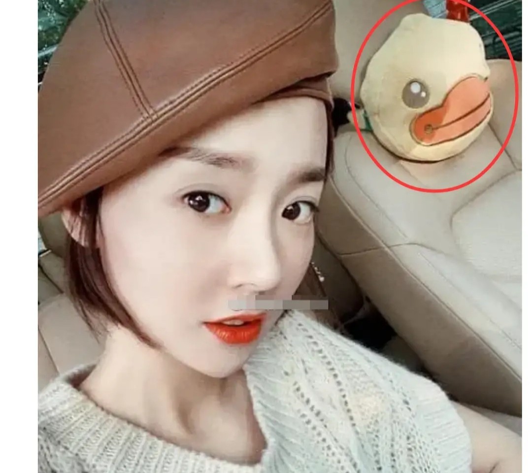 Yang Ming was exposed to derailment and wore couple clothes with young female Internet ...