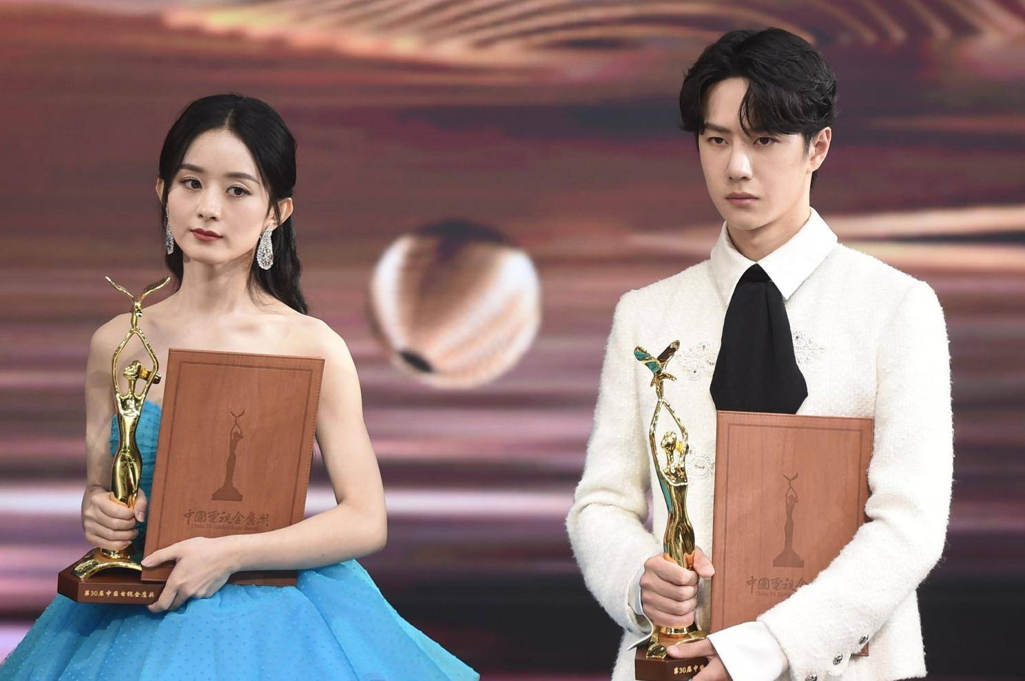 "You Fei" premiered without warning, Zhao Liying's eyes were tired, and ...