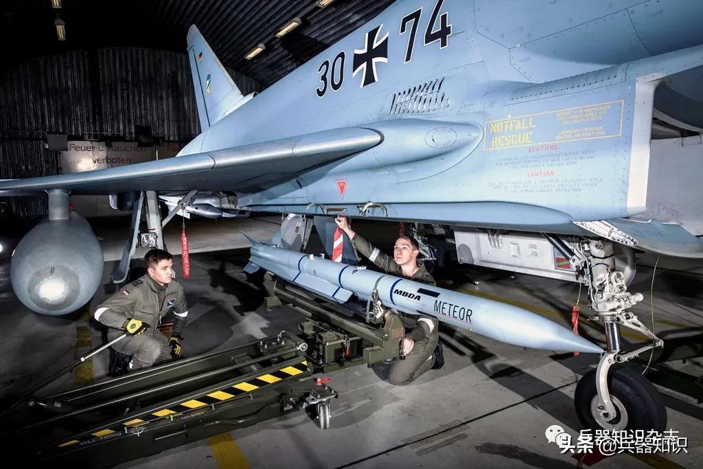 How to attach missiles to fighter jets? How to launch missiles? - iNEWS