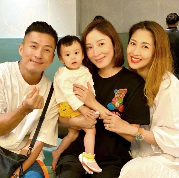 Yang Yi took her daughter out to meet friends for the first time. The 1 ...