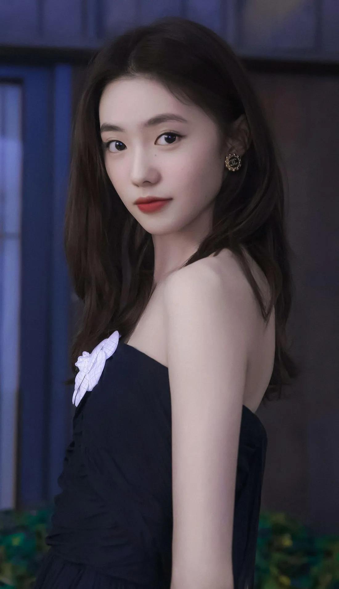 Liu Haochun's photo is beautiful and elegant - iNEWS