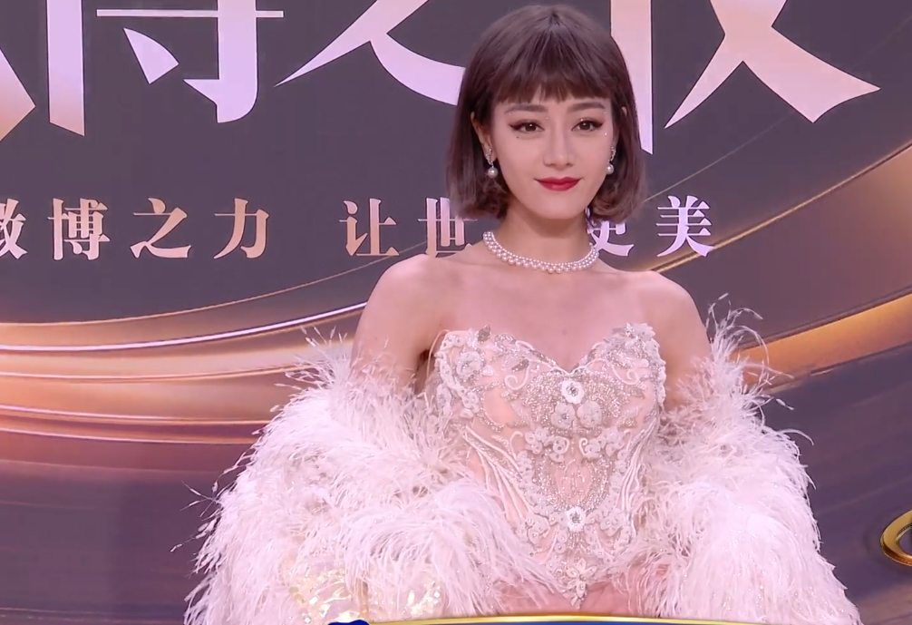 Weibo Night Red Carpet: Zhao Liying looks haggard, Yang Ying and Huang Xiaoming leave, Ding Zhen ...