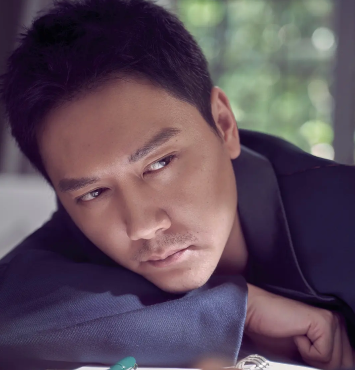 Feng Shaofeng's filming looks overturned! His face was swollen and ...