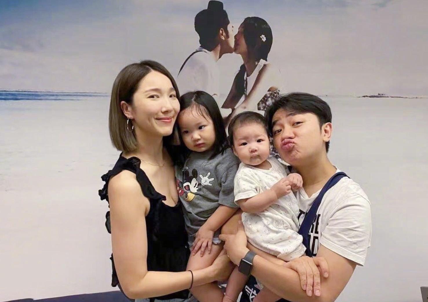 Li Ya-nan's eldest daughter feeds water to his younger sister, Gabby is ...