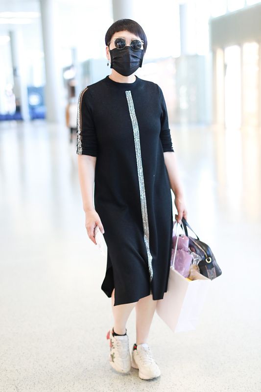Zhang Kaili wears a cheongsam dress elegant and dignified, unlike Zhao ...