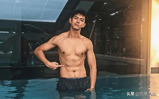 Li Xian pool semi-naked and super sexy photos of muscular body ...