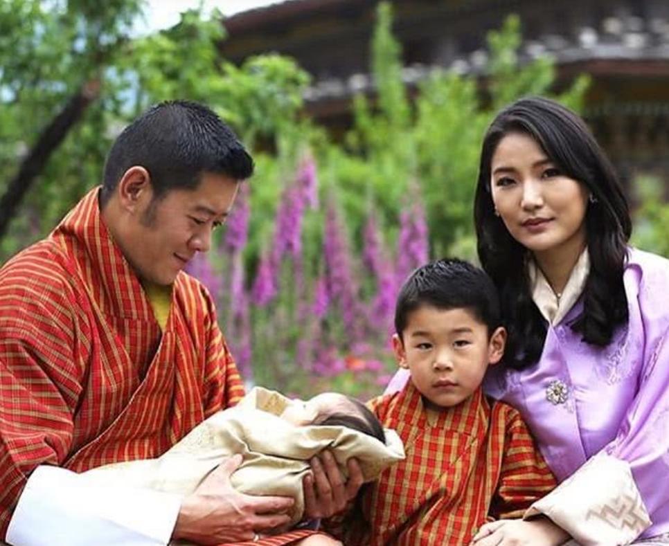 The 31-year-old Queen of Bhutan held an umbrella for the eminent monk ...