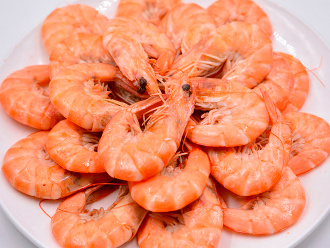 Boil the frozen shrimp, remember not to put it in the pot directly, do ...