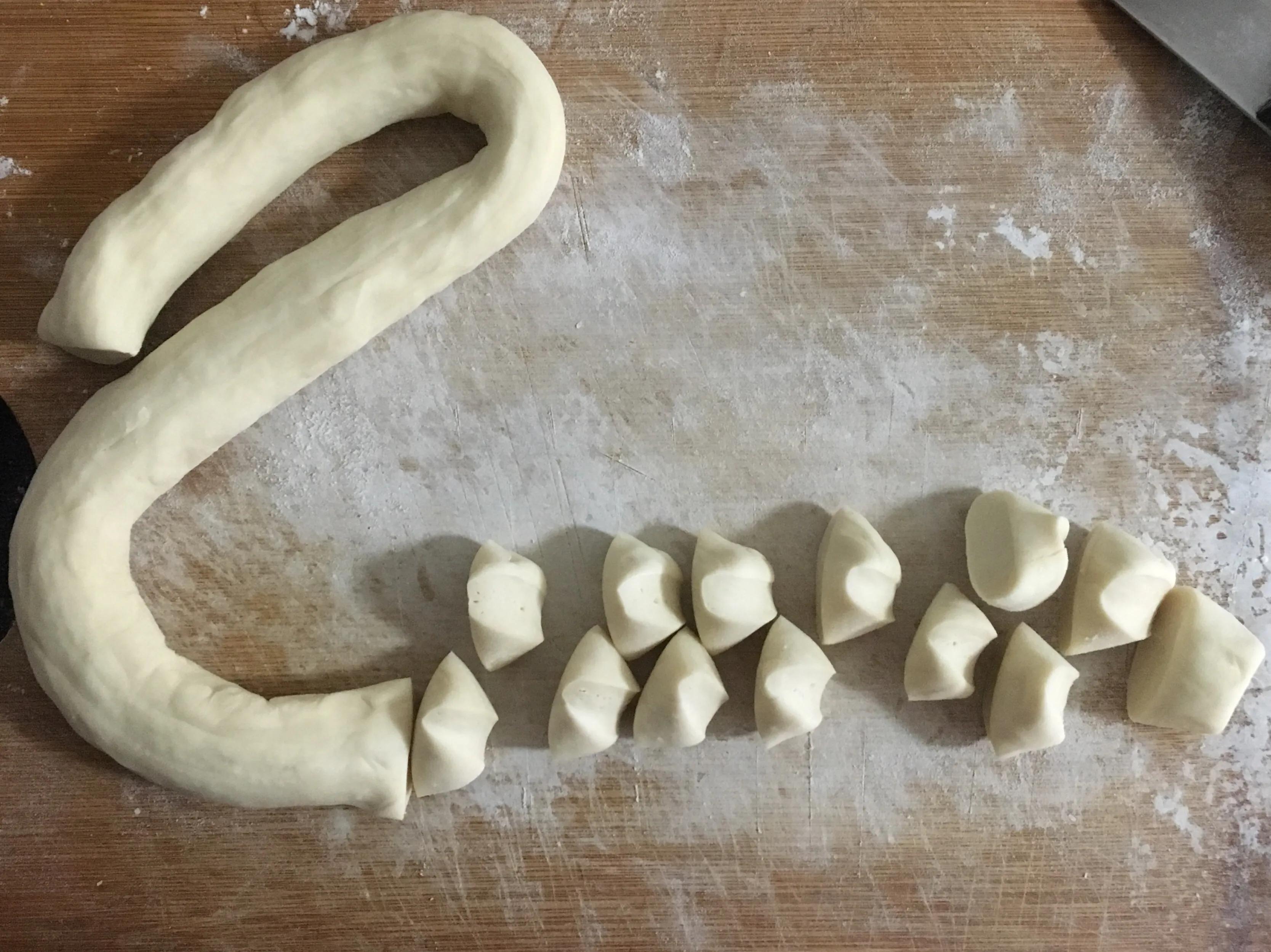 Rolling out the dumpling skin is called diy making dumplings - iNEWS