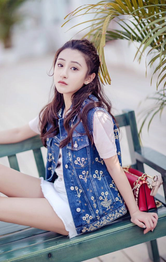 Chinese-Russian mixed-race beauty Zhu Shengyi really wears a blue short ...