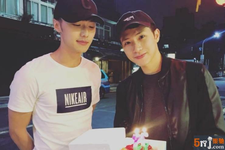 A close photo of Shi Baiyu and his friend Yang Menglin Xu Guanghan - iMedia