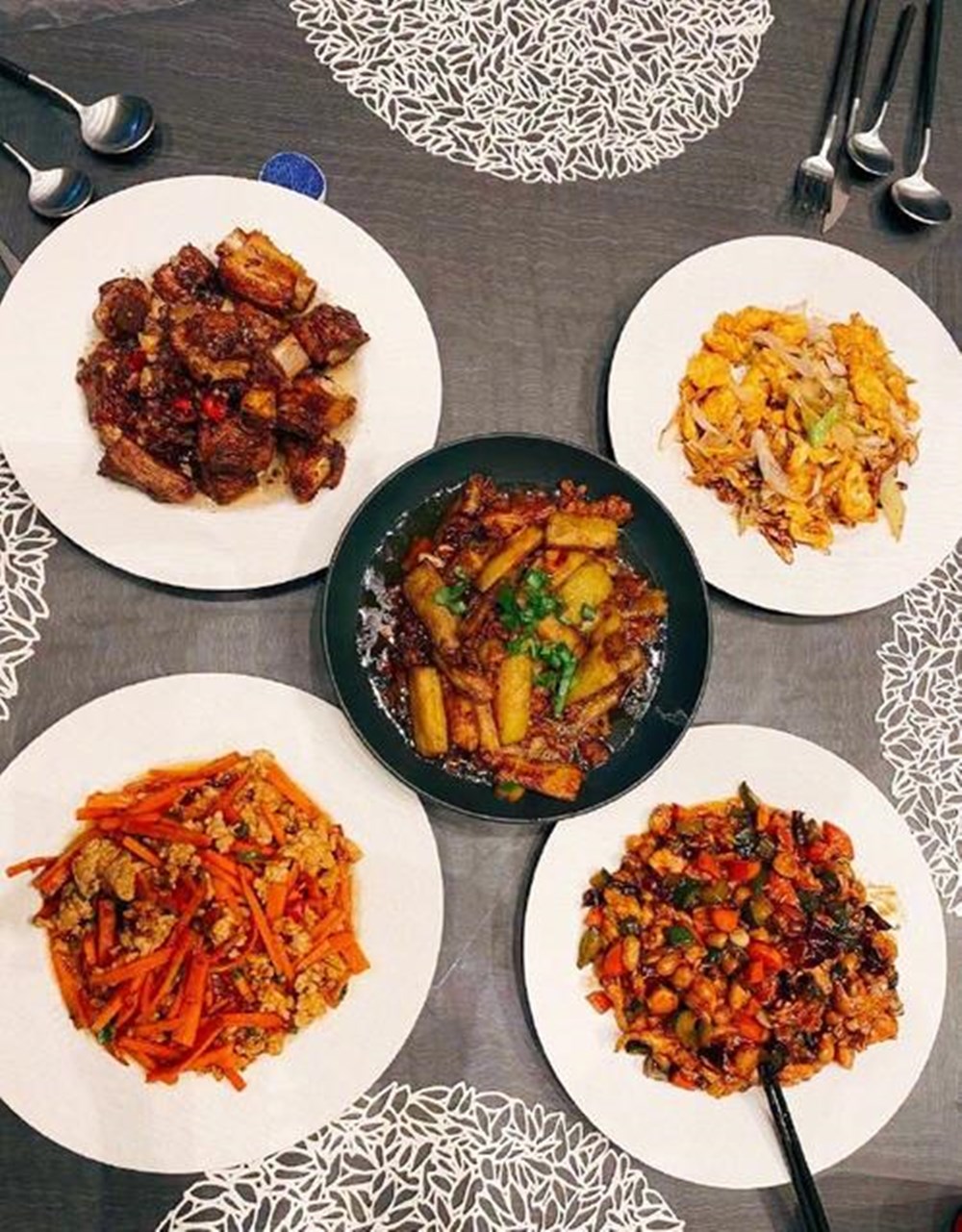 Zhang Yixing is cooking to celebrate Mother's Day, but he is questioned ...