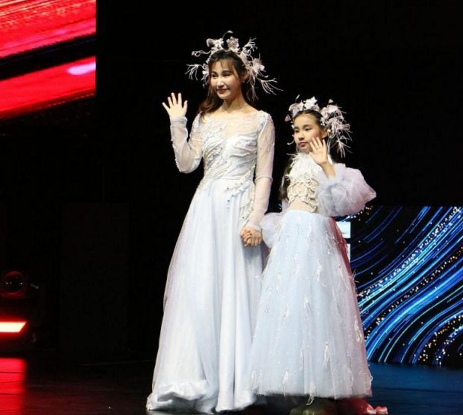 Yang Xue and her daughter's first show on the runway: their faces are ...