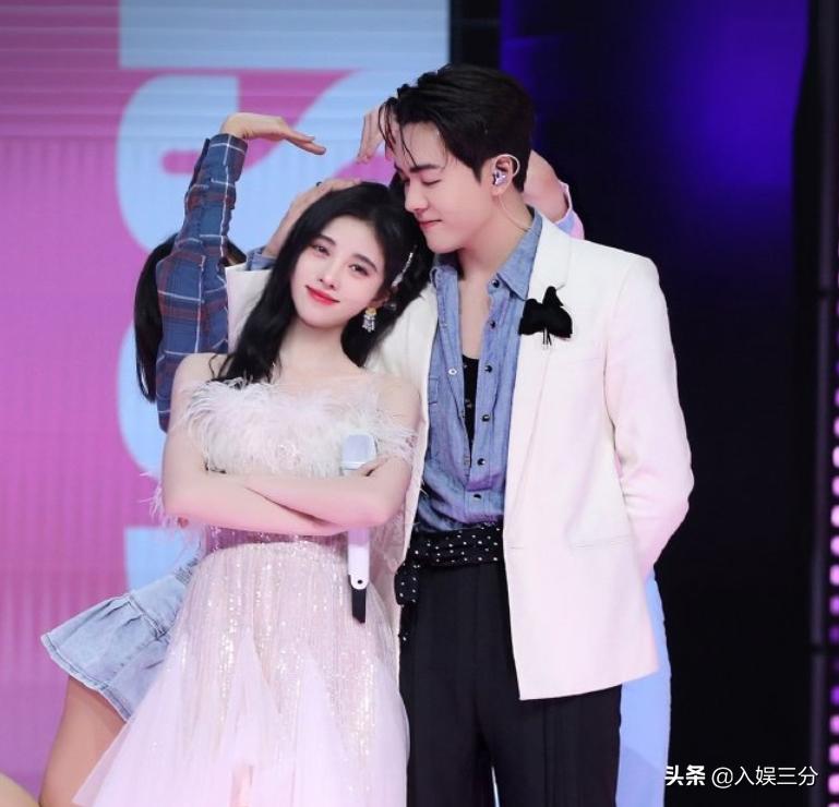 The screen CP started walking on the red carpet, avoiding Ju Jingyi ...
