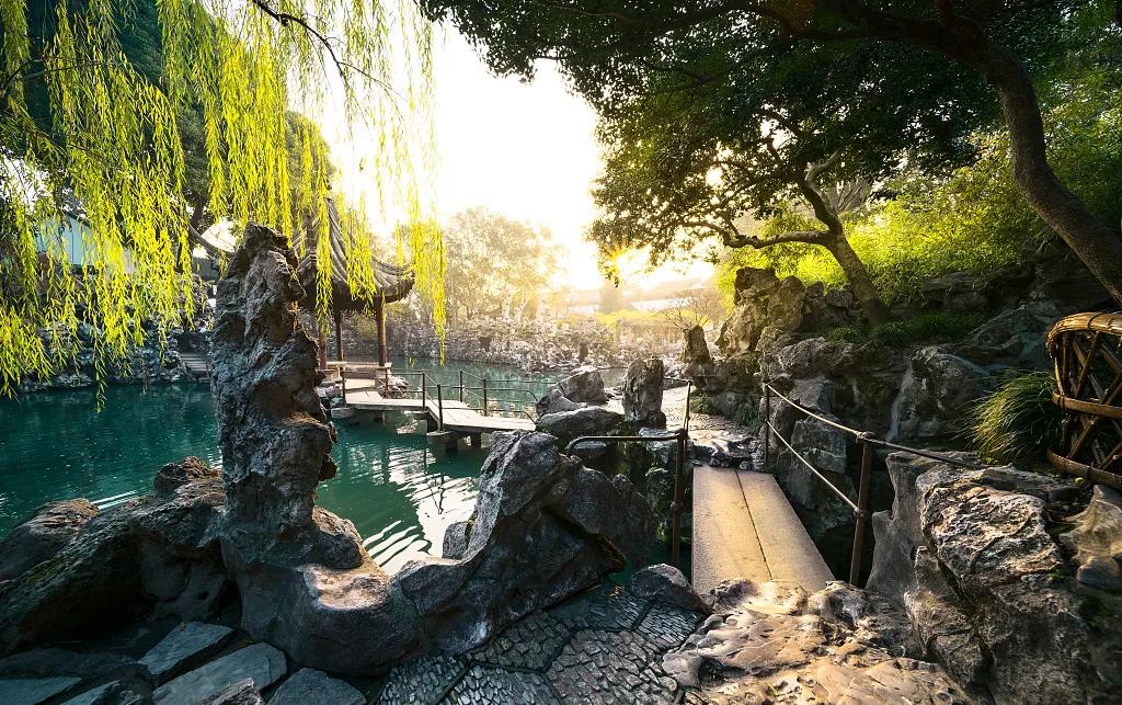 Taihu Stone, one stone contains the realm of Tibetan peaks and ridges ...