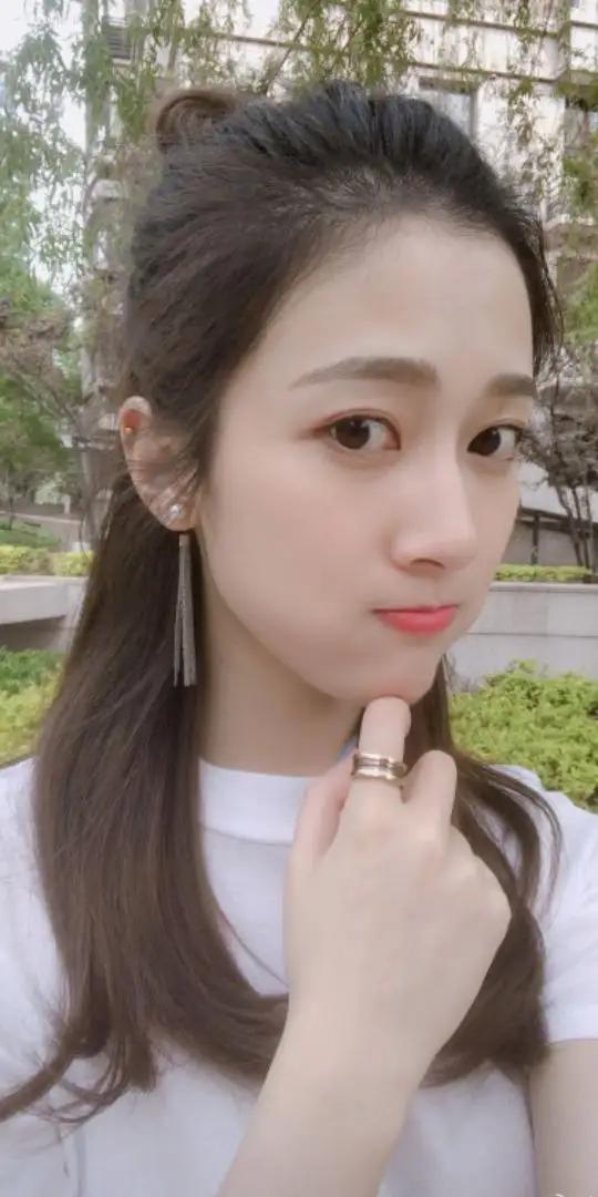 The former Beijing Film School flower Yang Xinying is sweet and lovely ...