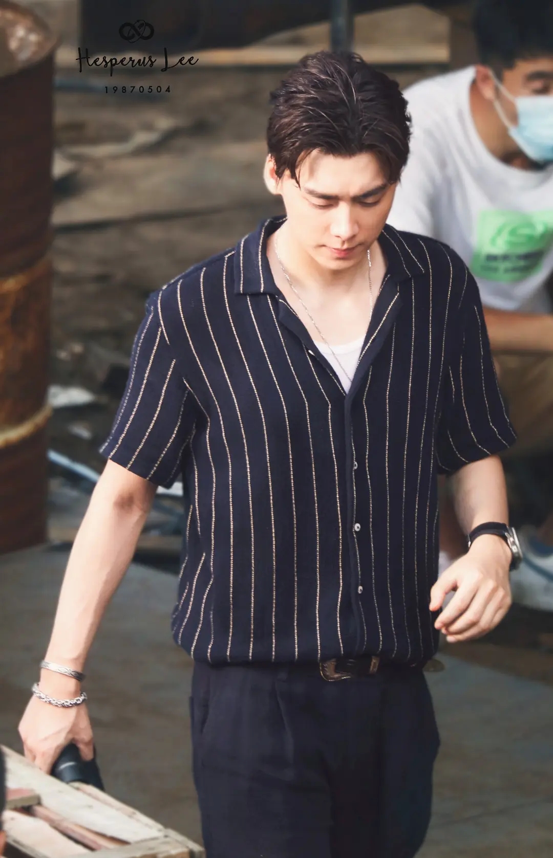 Li Yifeng was filming under the scorching sun, his face was tanned and ...