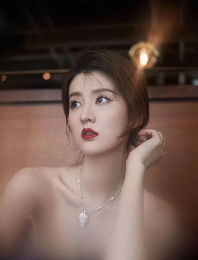 Qiao Xin, beautiful and long legs - iNEWS