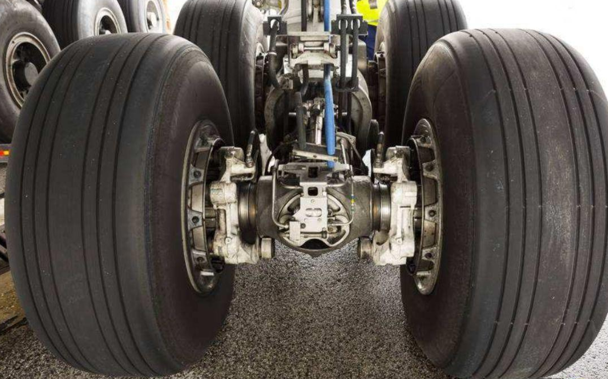 Popular: When the plane is landing, the tire will bear huge pressure ...
