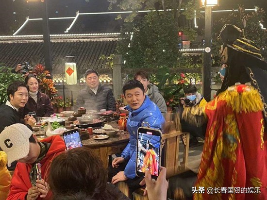 Li Yugang, Xiao Yang and Niu Junfeng gather to eat hot pot, and ...