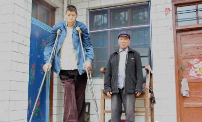 China's first male giant Wang Fengjun: 2.55 meters tall, a head taller ...