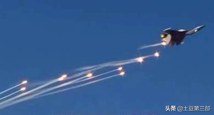 The release of jamming bombs from the J-20 twin aircraft formation ...