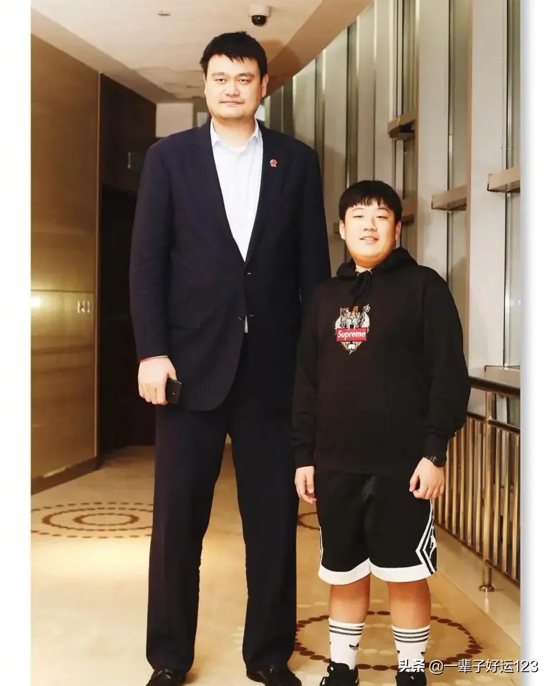 58-year-old Cao Kefan is in love with his wife, and his son is as big ...