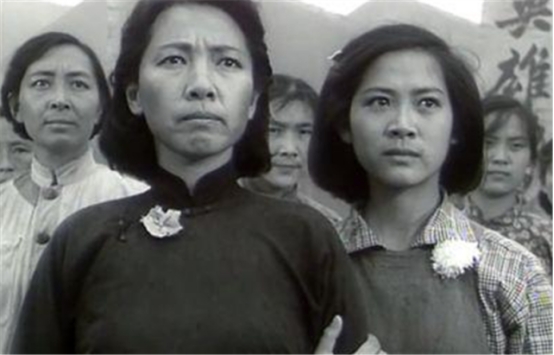 Female martyr Zhang Fu, after being torn off her jacket by the enemy ...