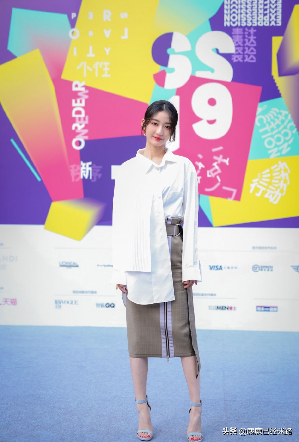 Qi Yandi wears a white shirt with a short skirt. His slender and tall ...