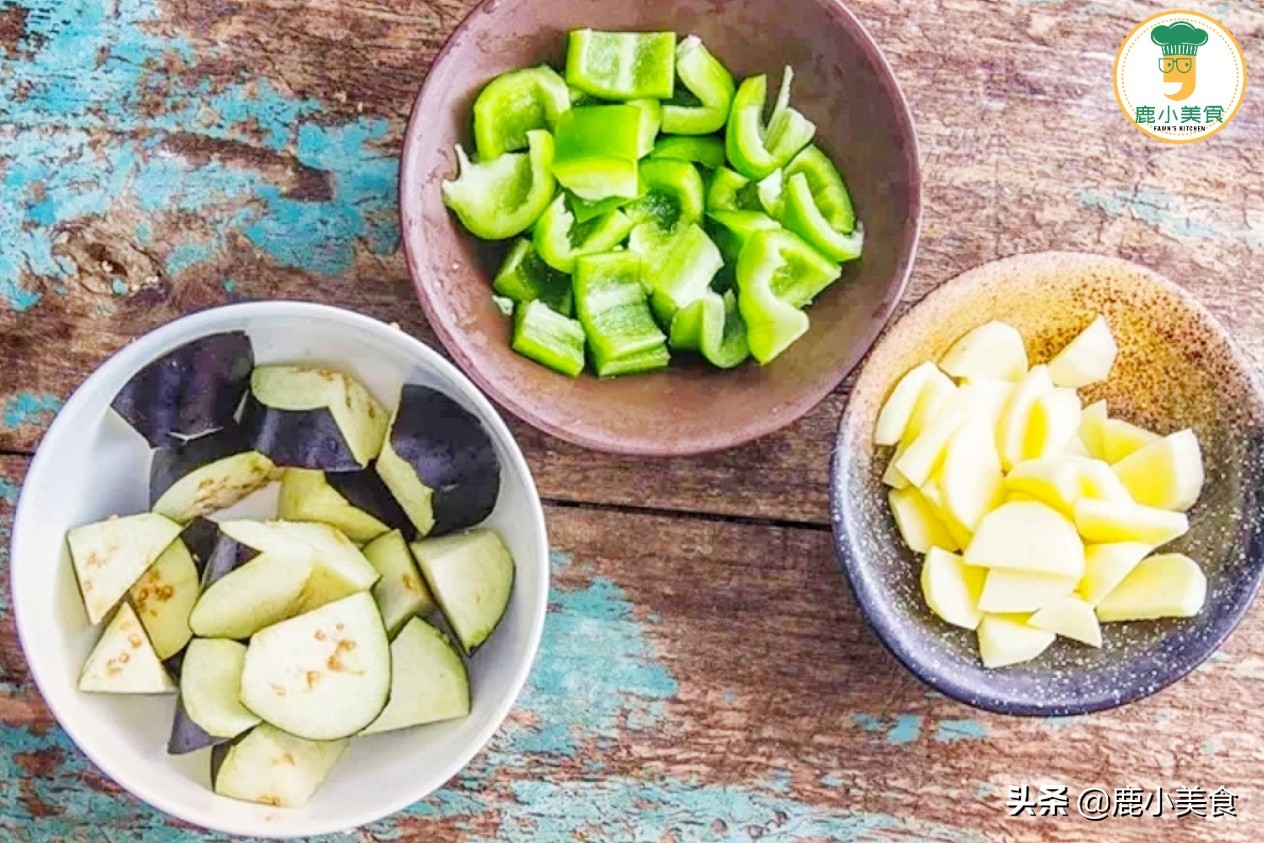 Which three kinds of vegetables are used in the "Di San Xian", an ...