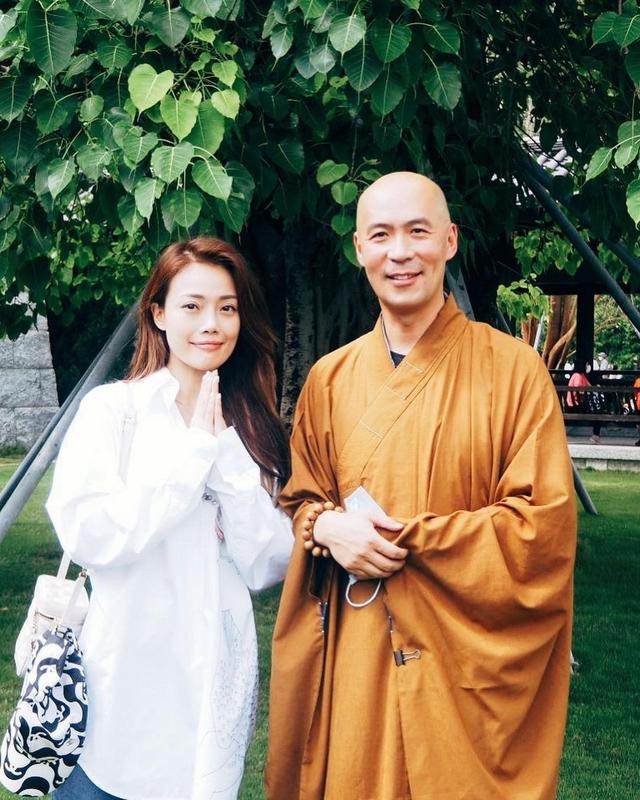 Filial girl!Joey Yung accompanies her mother to pray at the temple, and ...