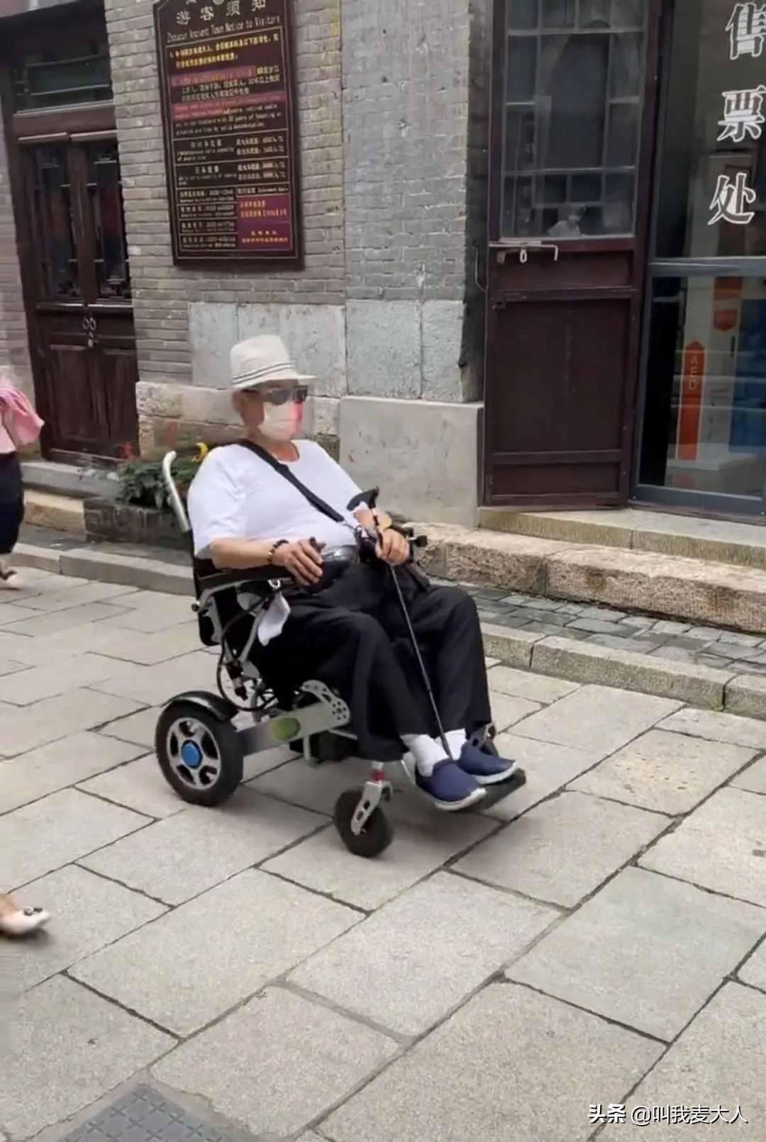 69-year-old Sammo Hung walked around the ancient town in a wheelchair ...