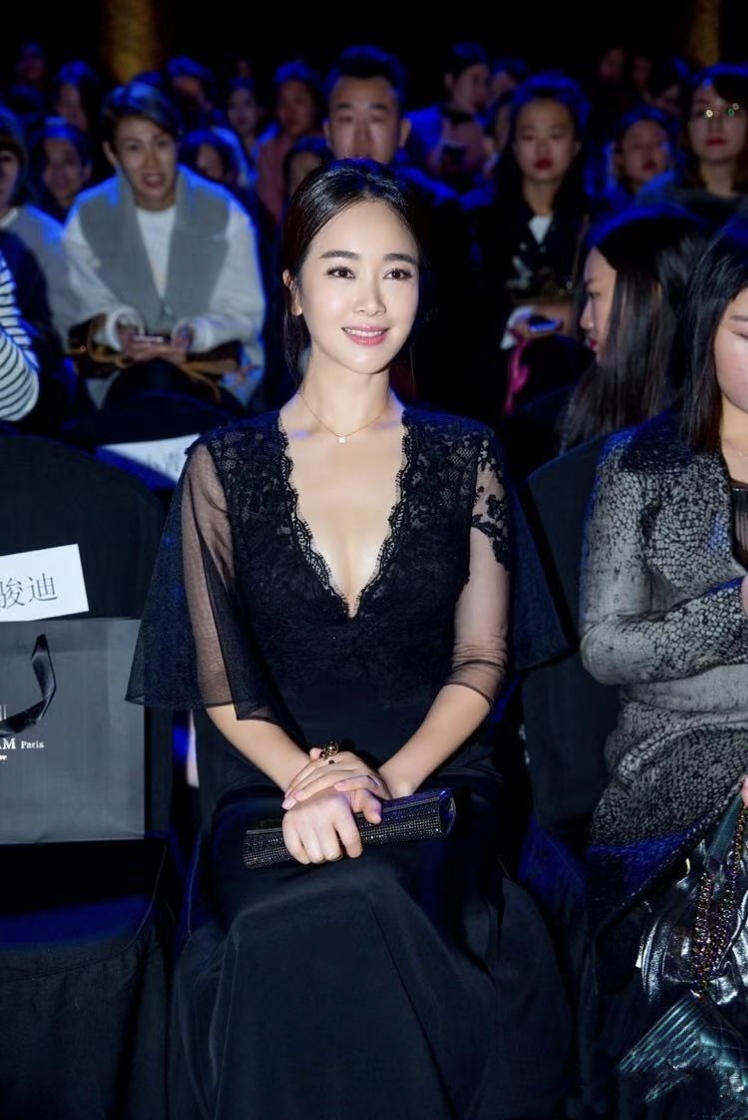 Zuo Xiaoqing and Guo Jiaming are suspected of being in love, holding their shoulders and being ...