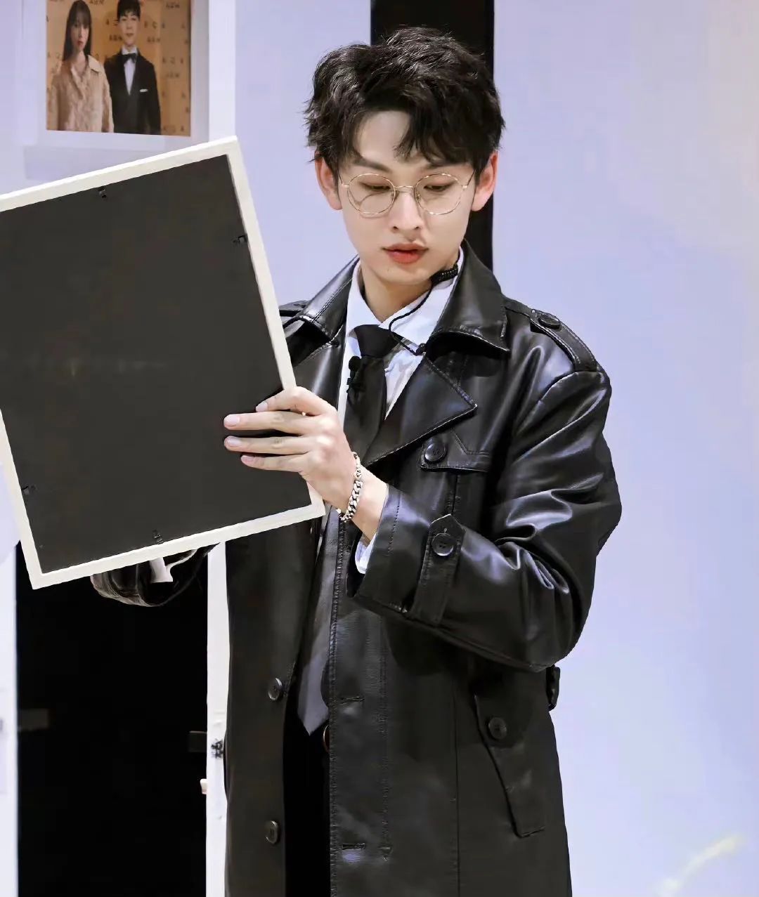 What is the background of Qi Sijun, the host of "Big Brother Overcoming ...