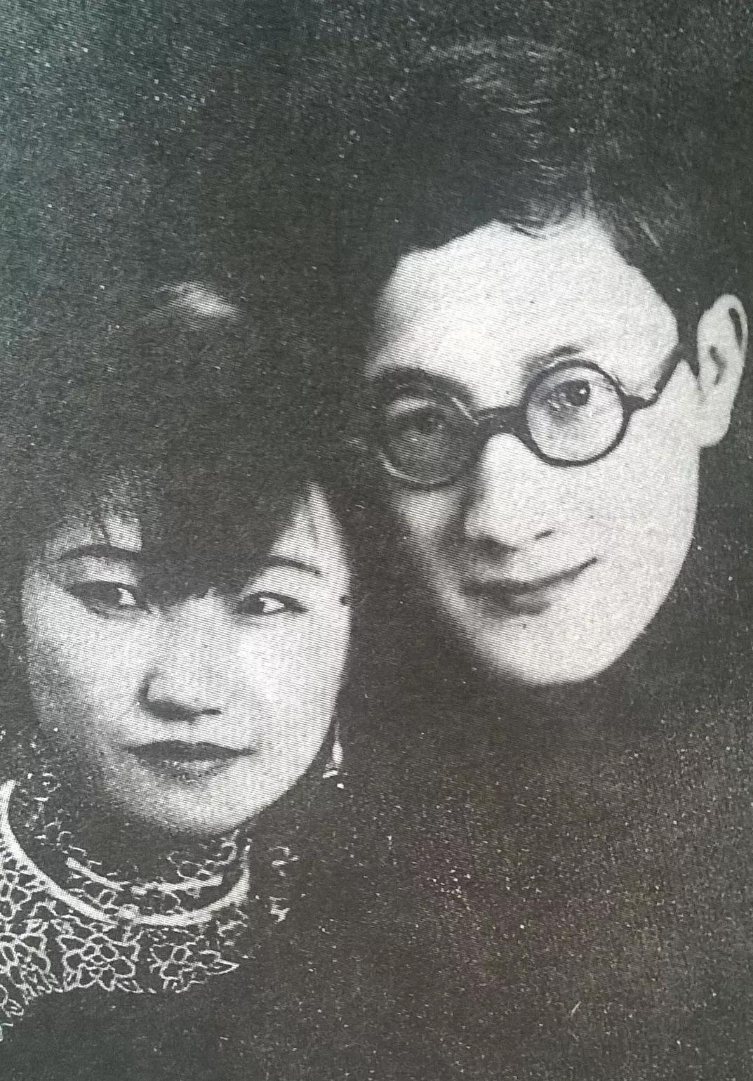 Two allusions about marriage with teapot and teacup - iMedia