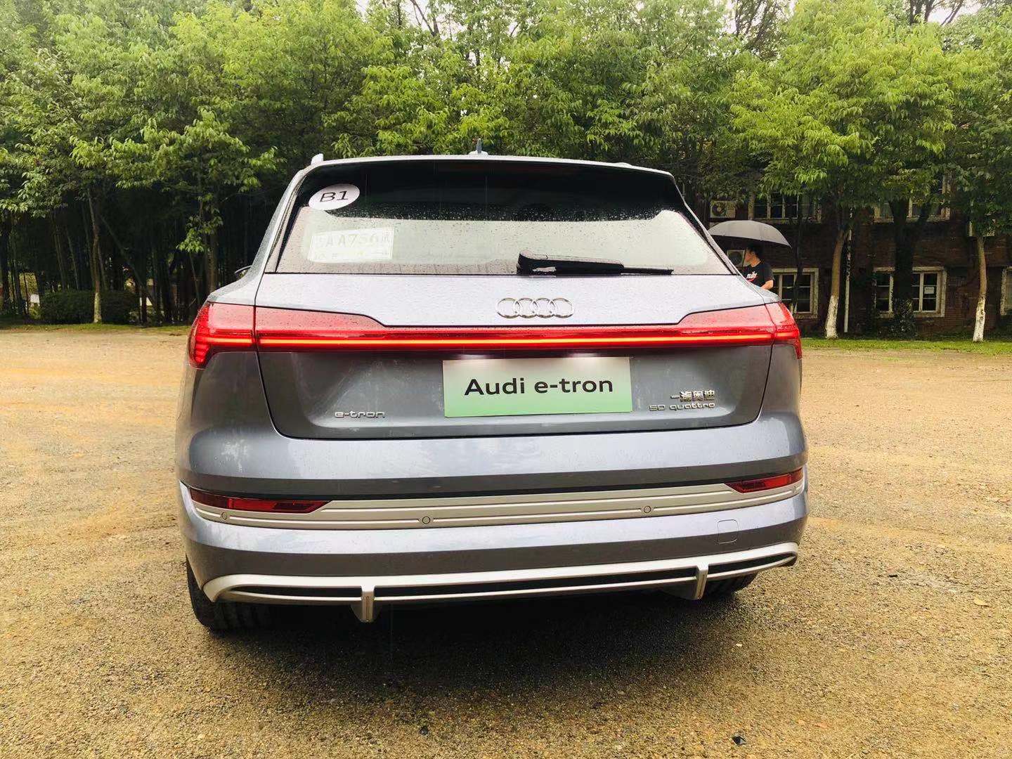 The flagship luxury and comfortable test drive Audi e-tron pure ...