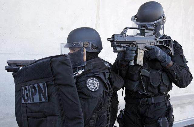 French special police force main battle weapon with German G36C assault ...
