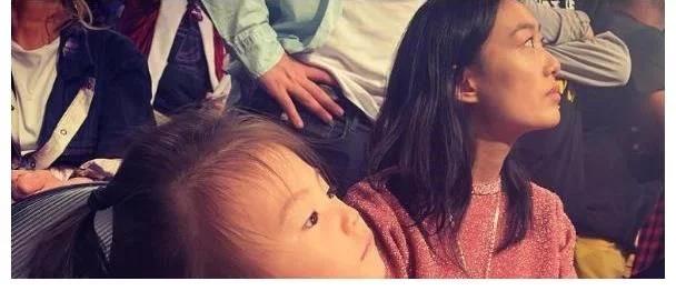 41-year-old Edison Chen took his family to watch the game. His hair was ...