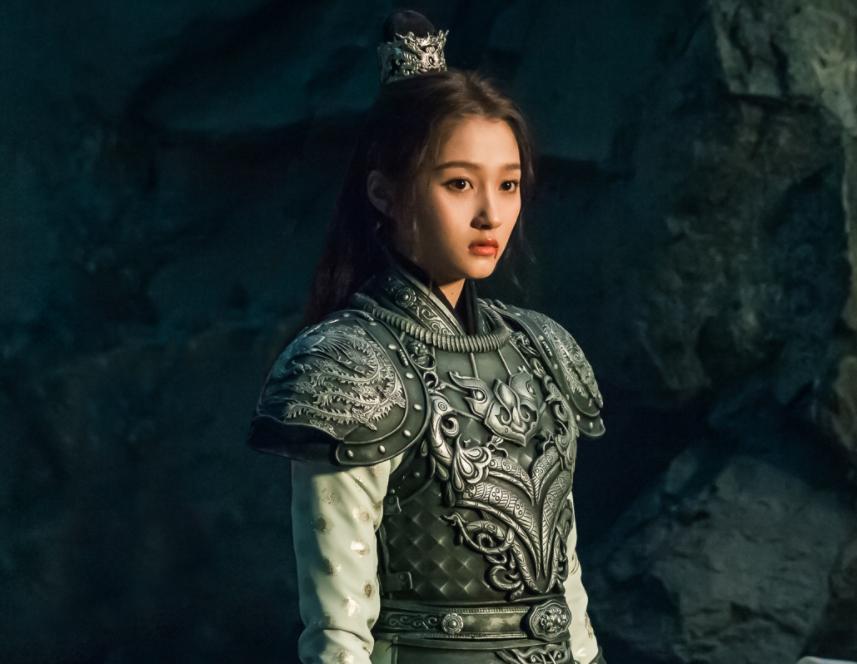 23-year-old Guan Xiaotong played in the big movie again, with Jiang Wen ...